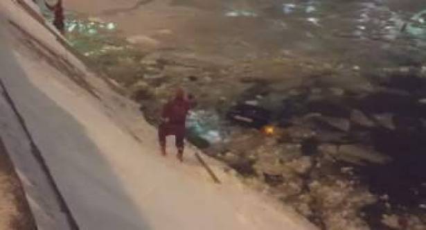 بالفيديو رجل إنقاذ روسي يغطس في مياه نهر متجمد لإنقاذ امرأة منوعات