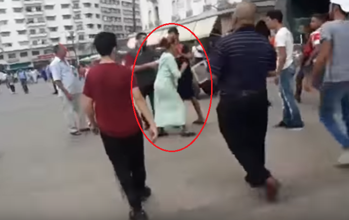 بالفيديو فتاة تعتدي بالضرب على رجل تحرش بها منوعات من العالم