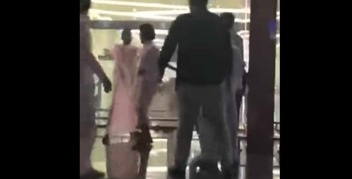 بالفيديو اعتداء على شاب ووالدته بالضرب من قبل مجموعة اشخاص شؤون