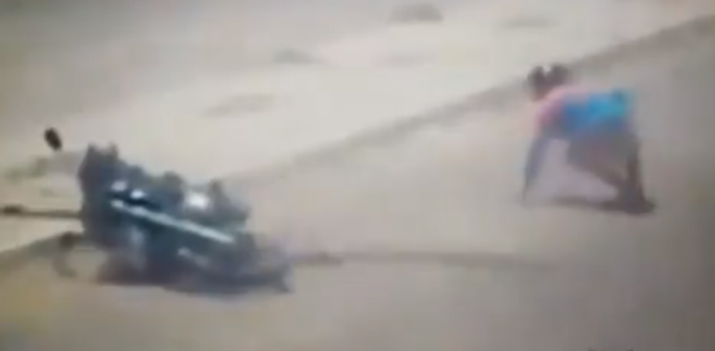 بالفيديو سائق دراجة ينجو من الموت مرتين في أقل من ثانية منوعات من