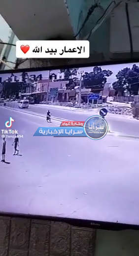 بالفيديو شاهد ماذا حدث لشاب يستعرض قيادته لدراجته النارية على طريق